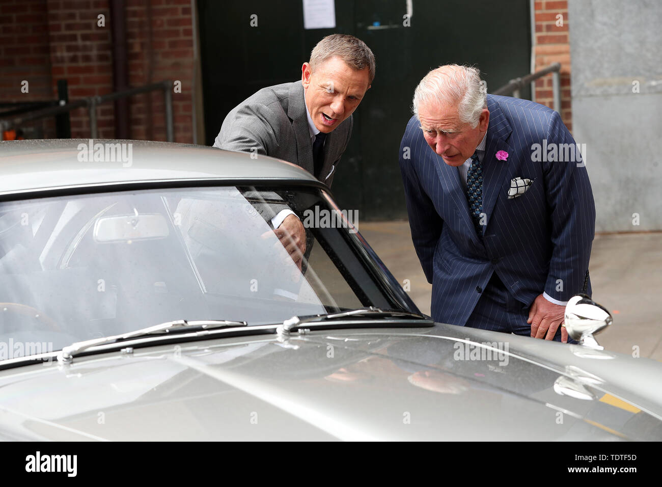 Daniel craig bond aston hi-res stock photography and images - Alamy