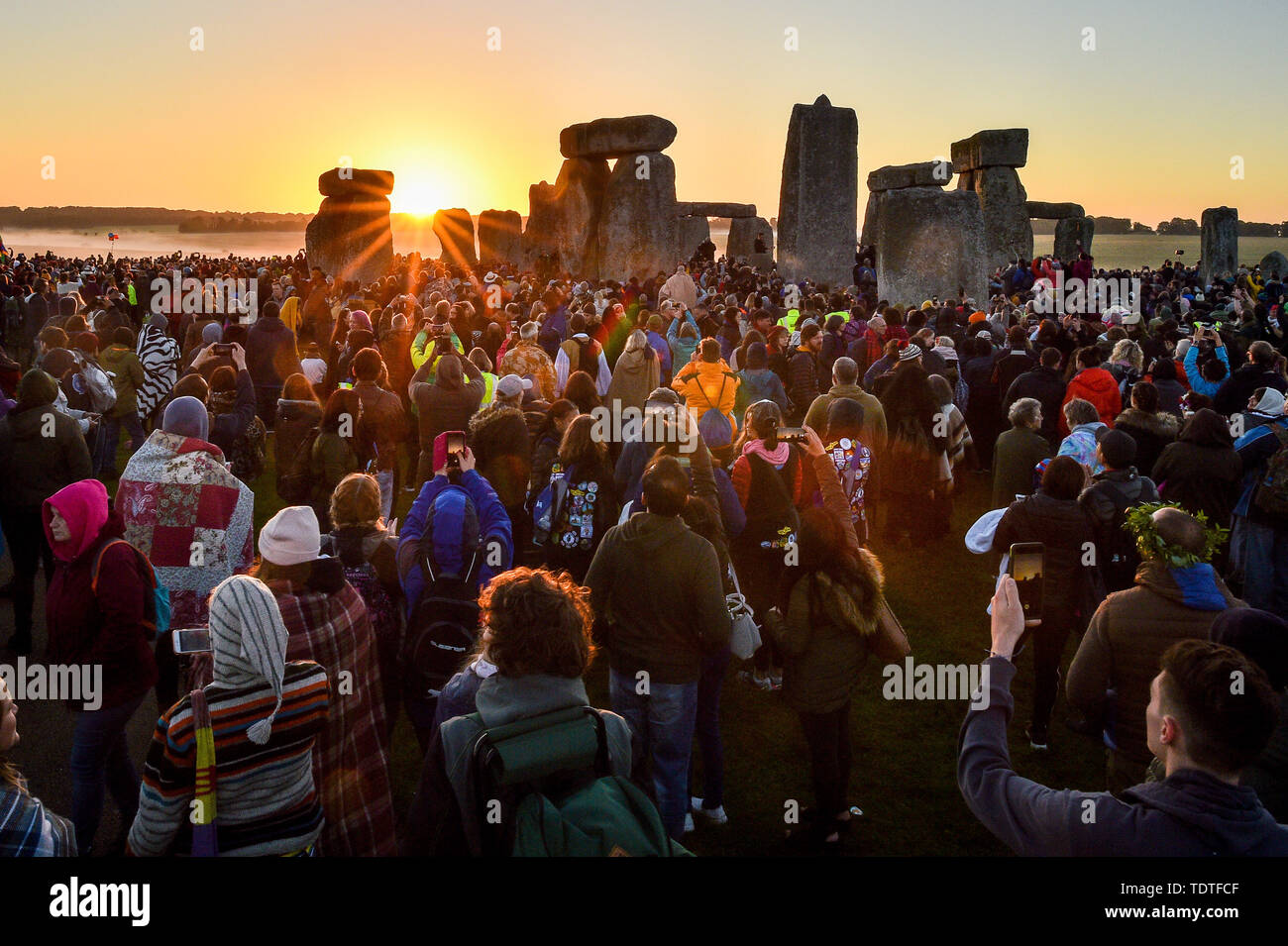 Over crowds stonehenge hi-res stock photography and images - Alamy