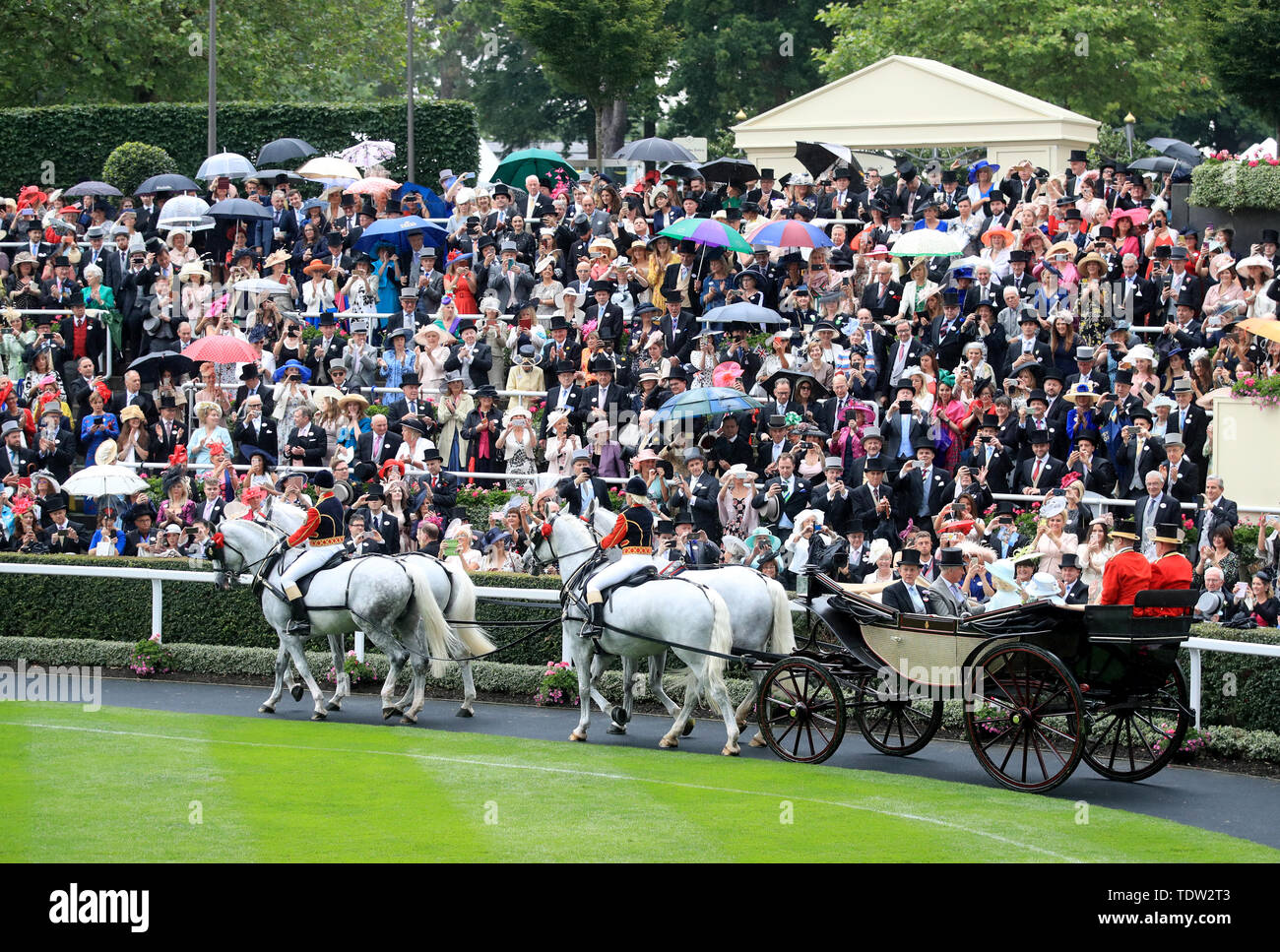 Queen royal procession royal ascot hi-res stock photography and images ...