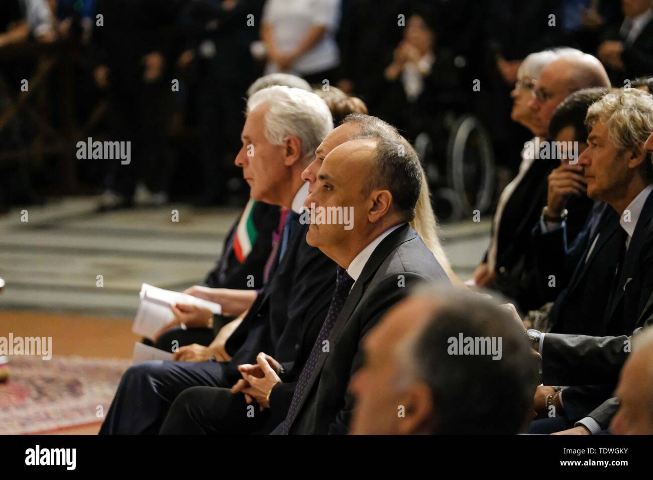 Persone fiore hi-res stock photography and images - Alamy