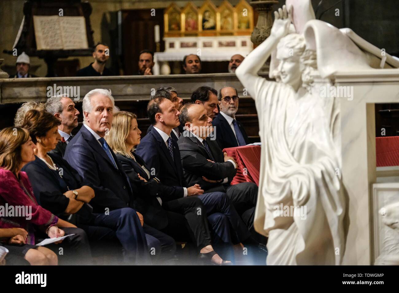 Persone fiore hi-res stock photography and images - Alamy