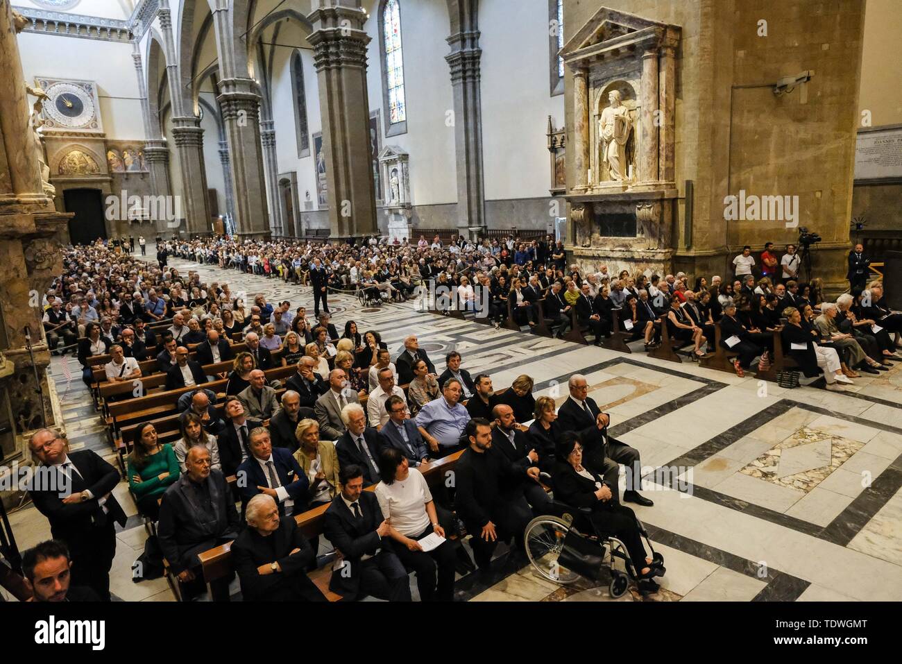 Persone fiore hi-res stock photography and images - Alamy