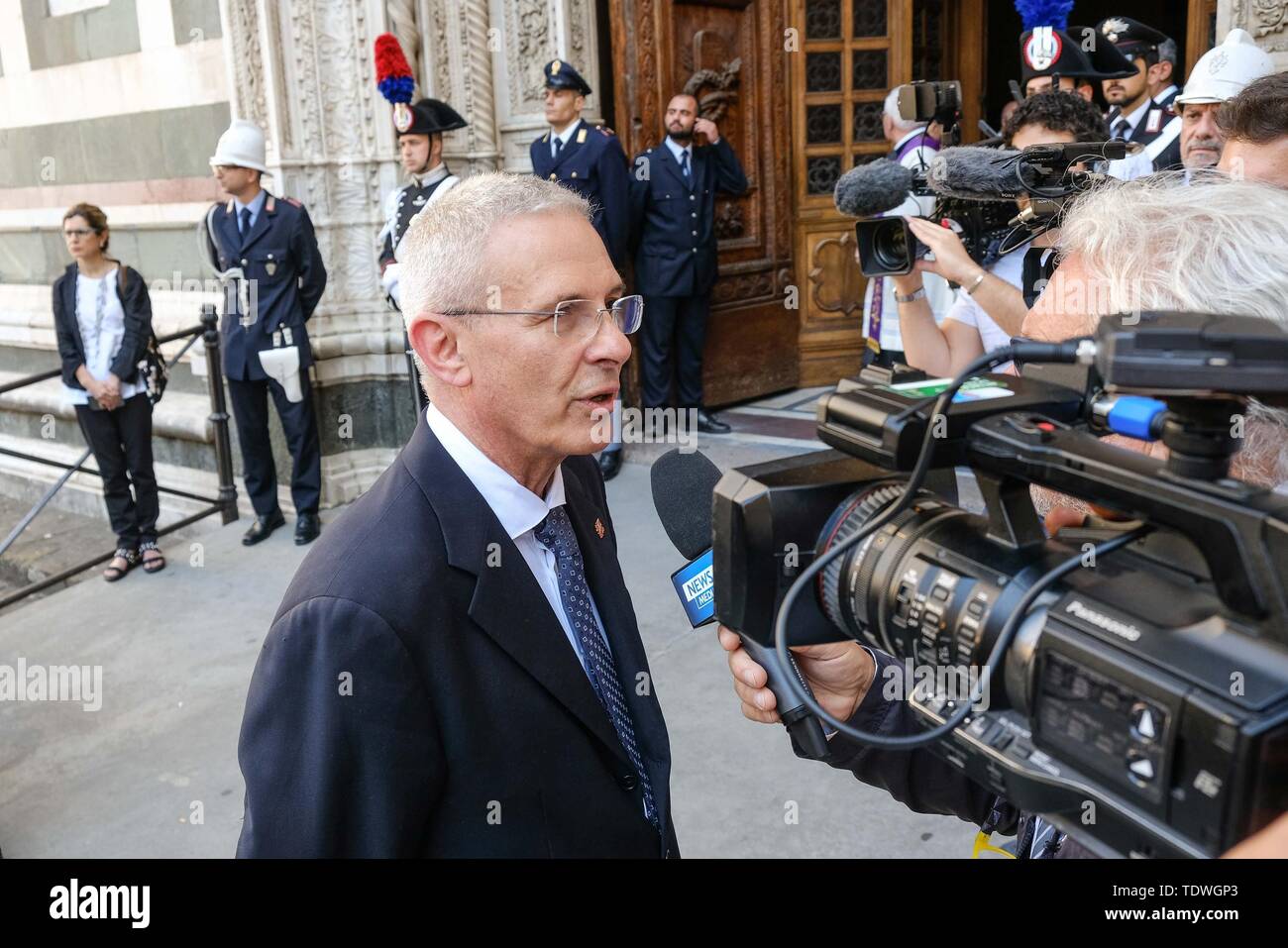 Persone fiore hi-res stock photography and images - Alamy