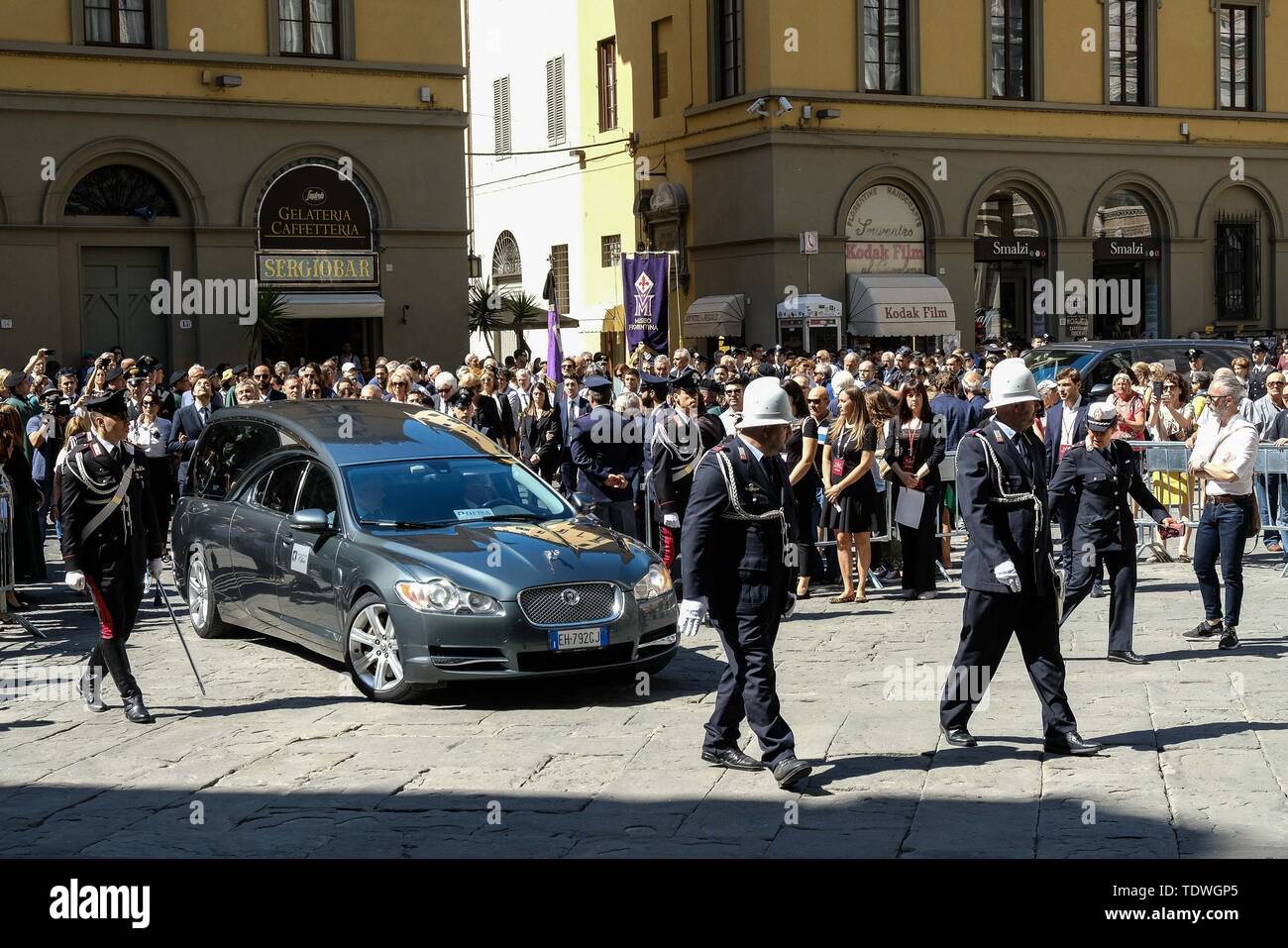 Persone fiore hi-res stock photography and images - Alamy