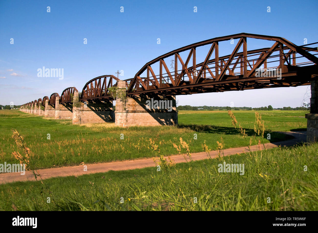 Destroyed bridges hi-res stock photography and images - Alamy