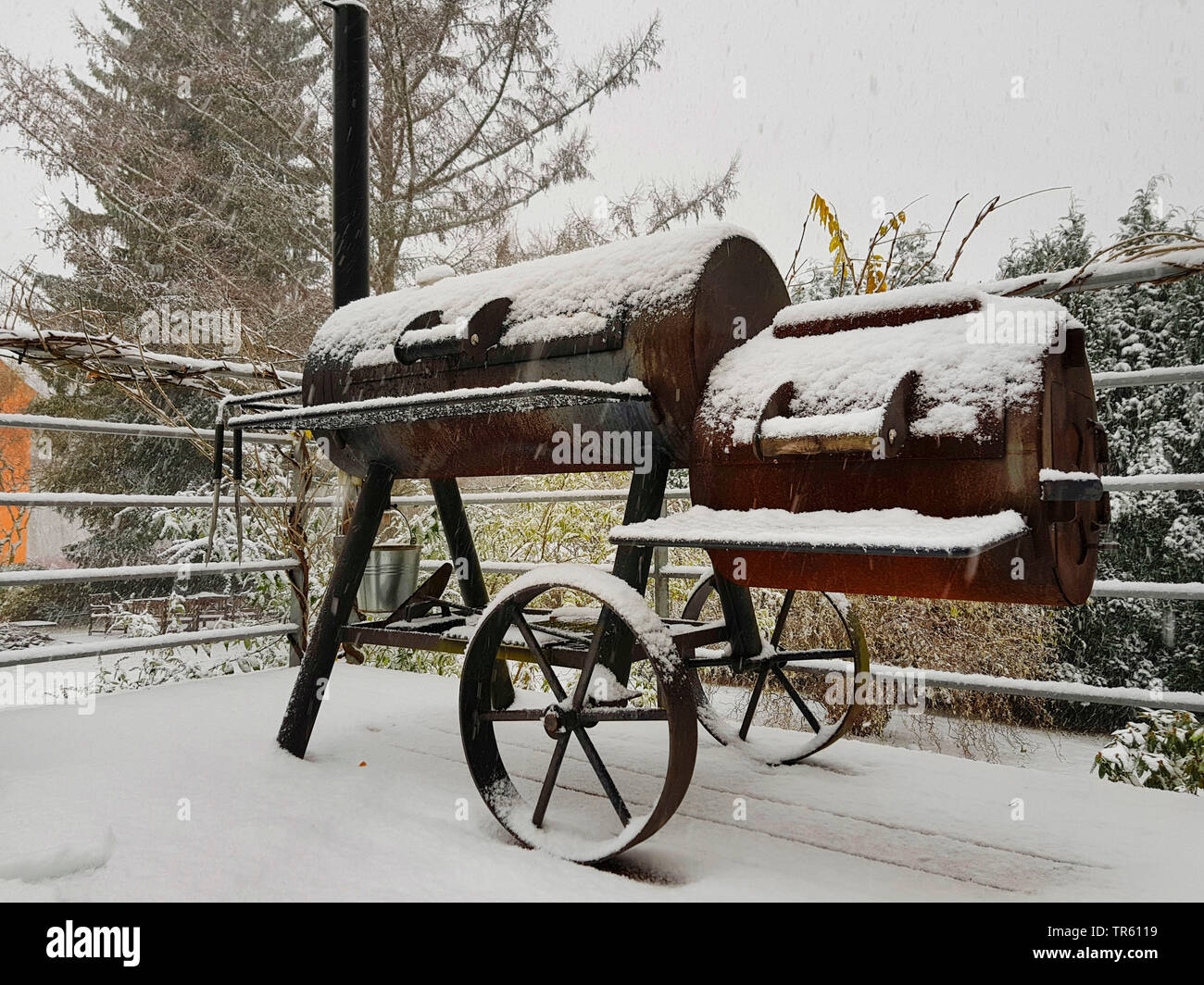Barbecue on winter hi-res stock photography and images - Alamy