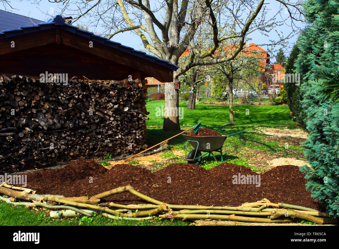 Bark mulch hi-res stock photography and images - Alamy