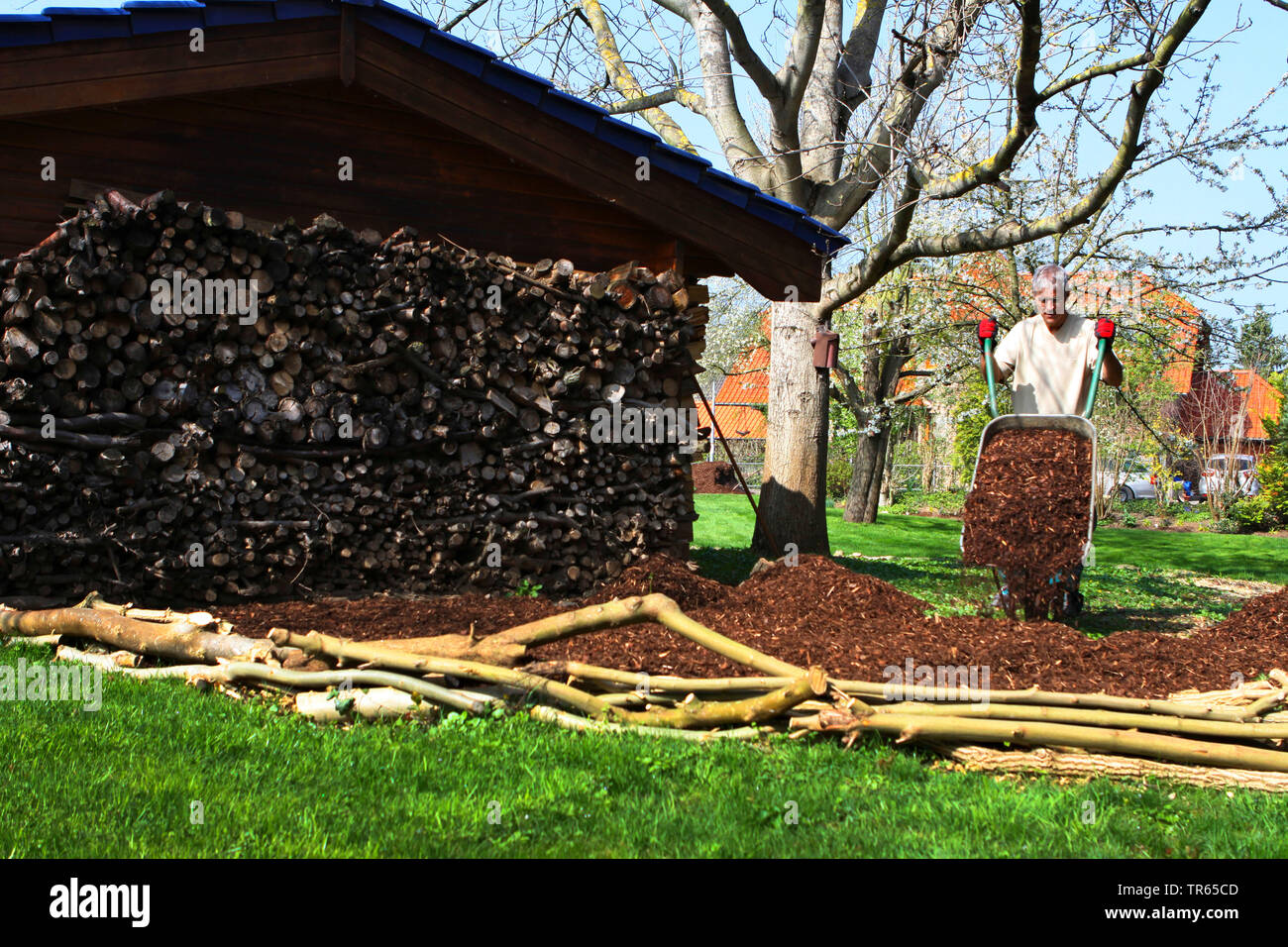 Mulch piles hi-res stock photography and images - Alamy