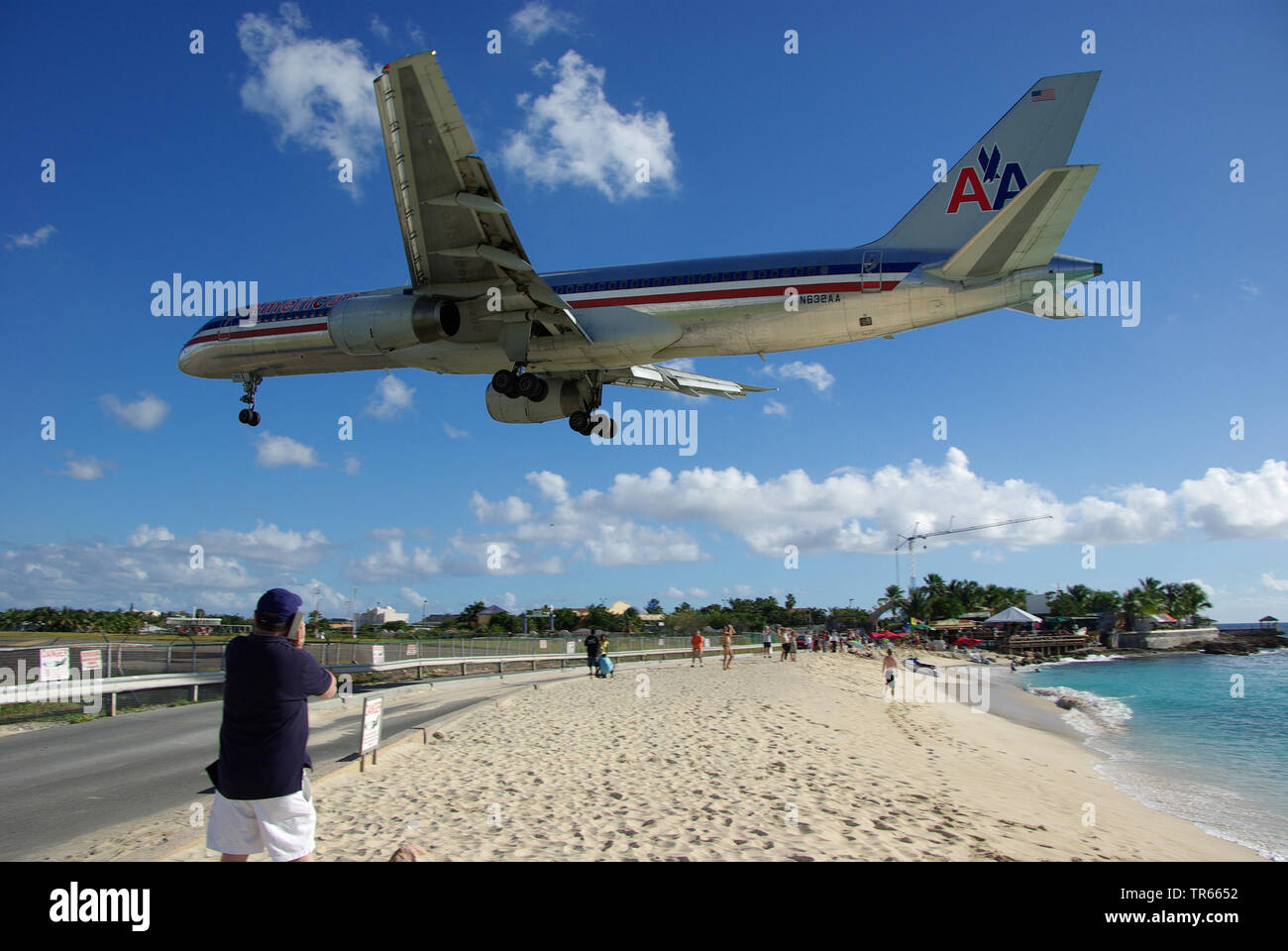 People watching airplanes hi-res stock photography and images - Alamy