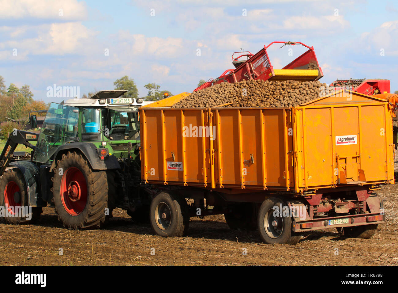 Potato harvesting machine hi-res stock photography and images - Alamy