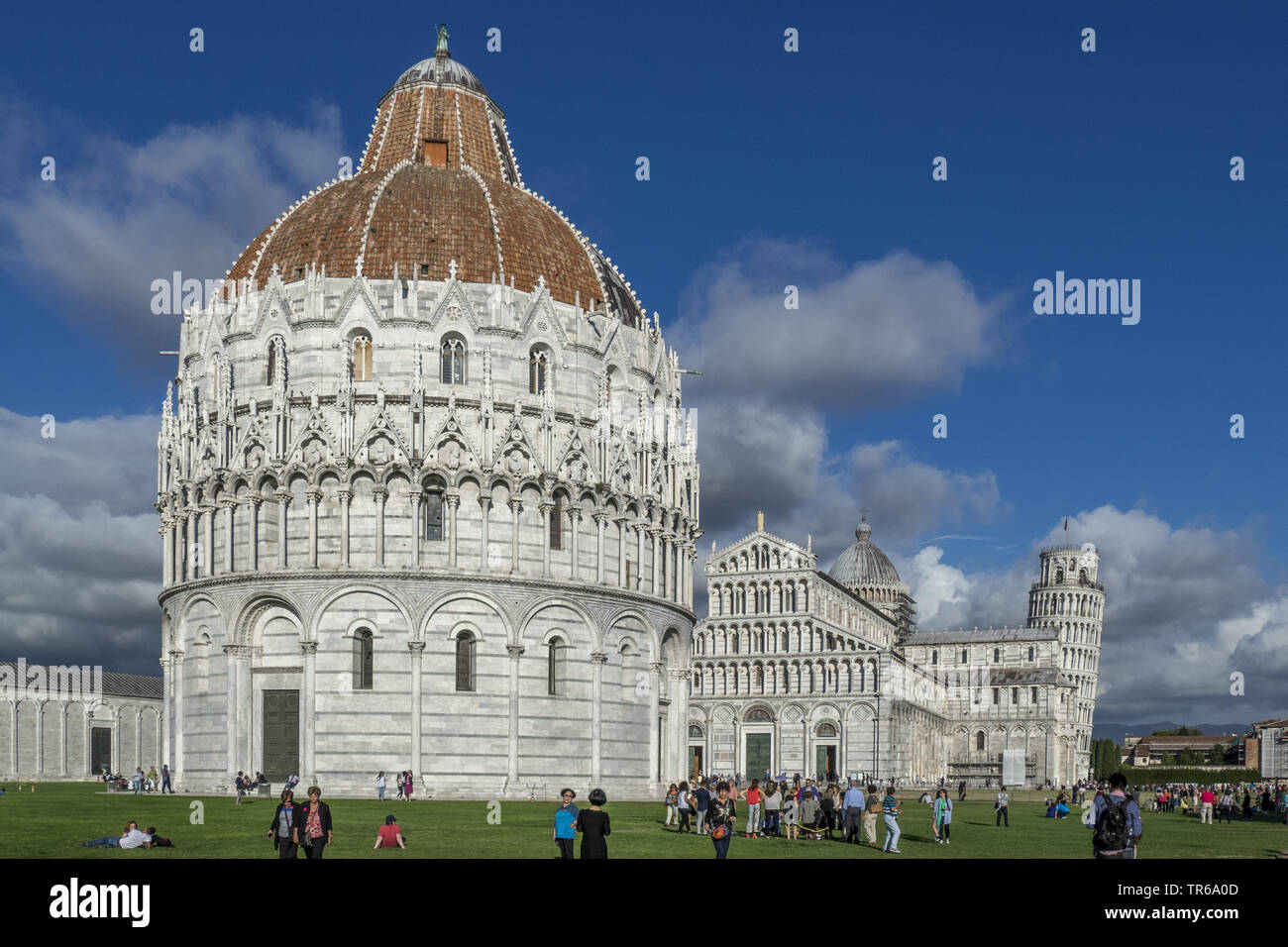 Leaning tower of pisa in the background of city buildings hi-res stock ...