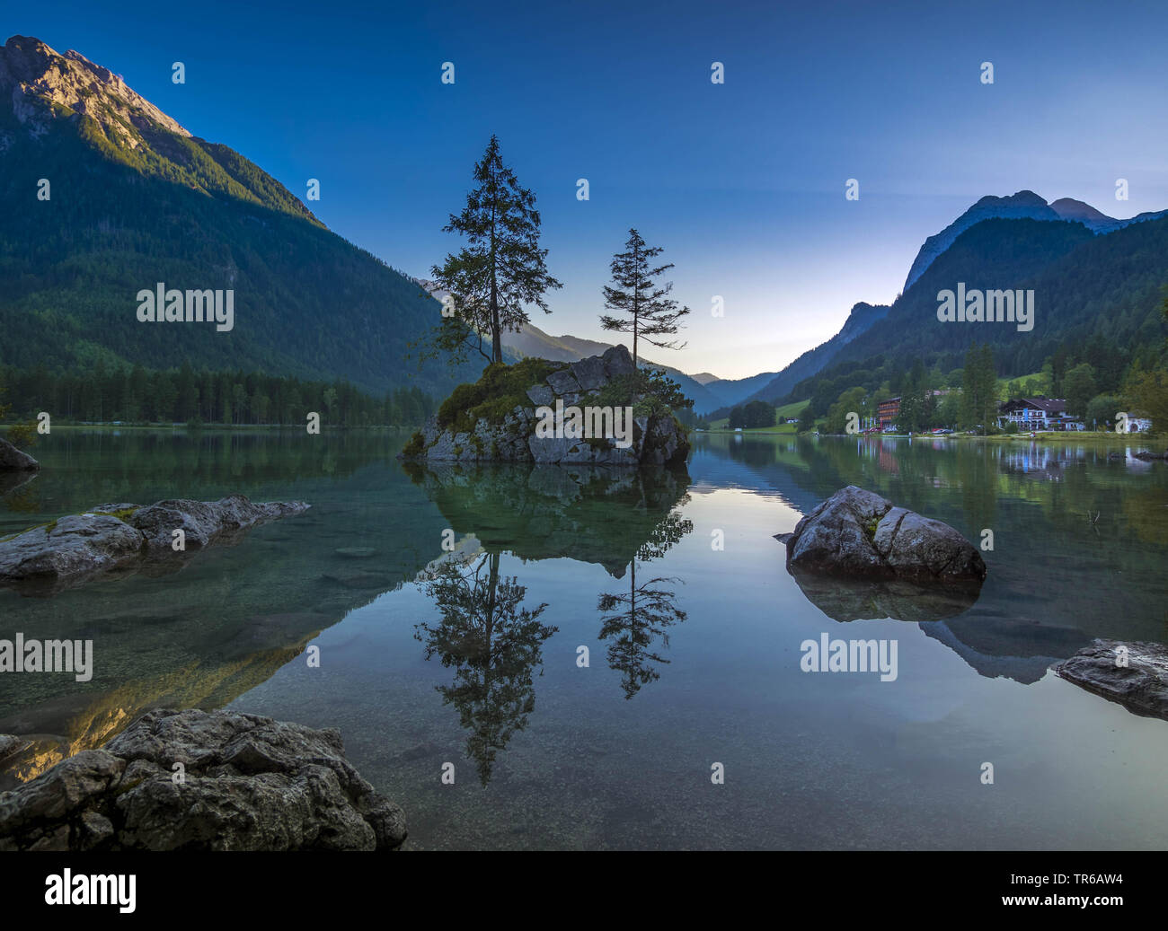 Hintersee Lake in the Berchtesgaden National Park in evening light ...