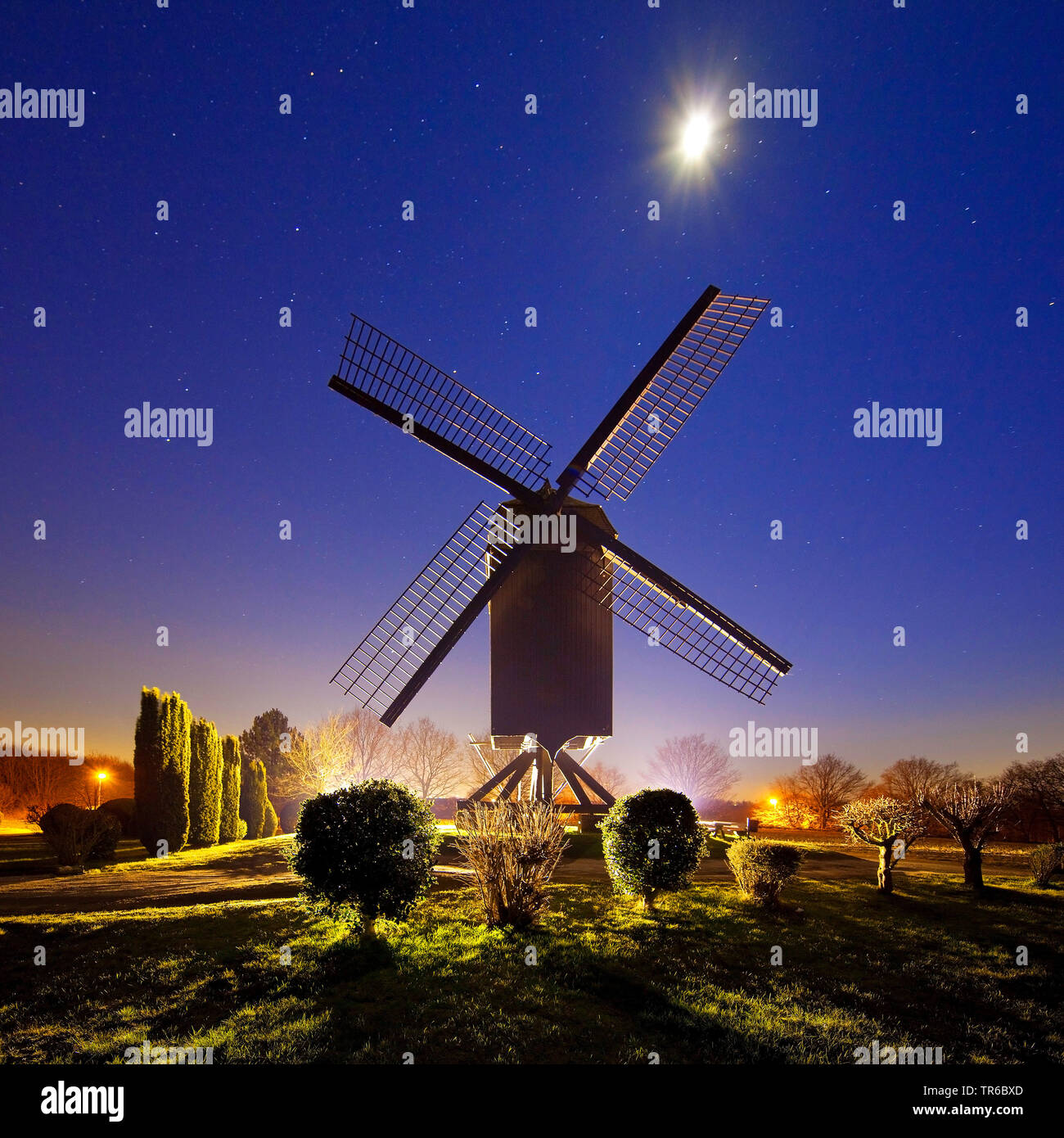 Buildings and moon hi-res stock photography and images - Alamy