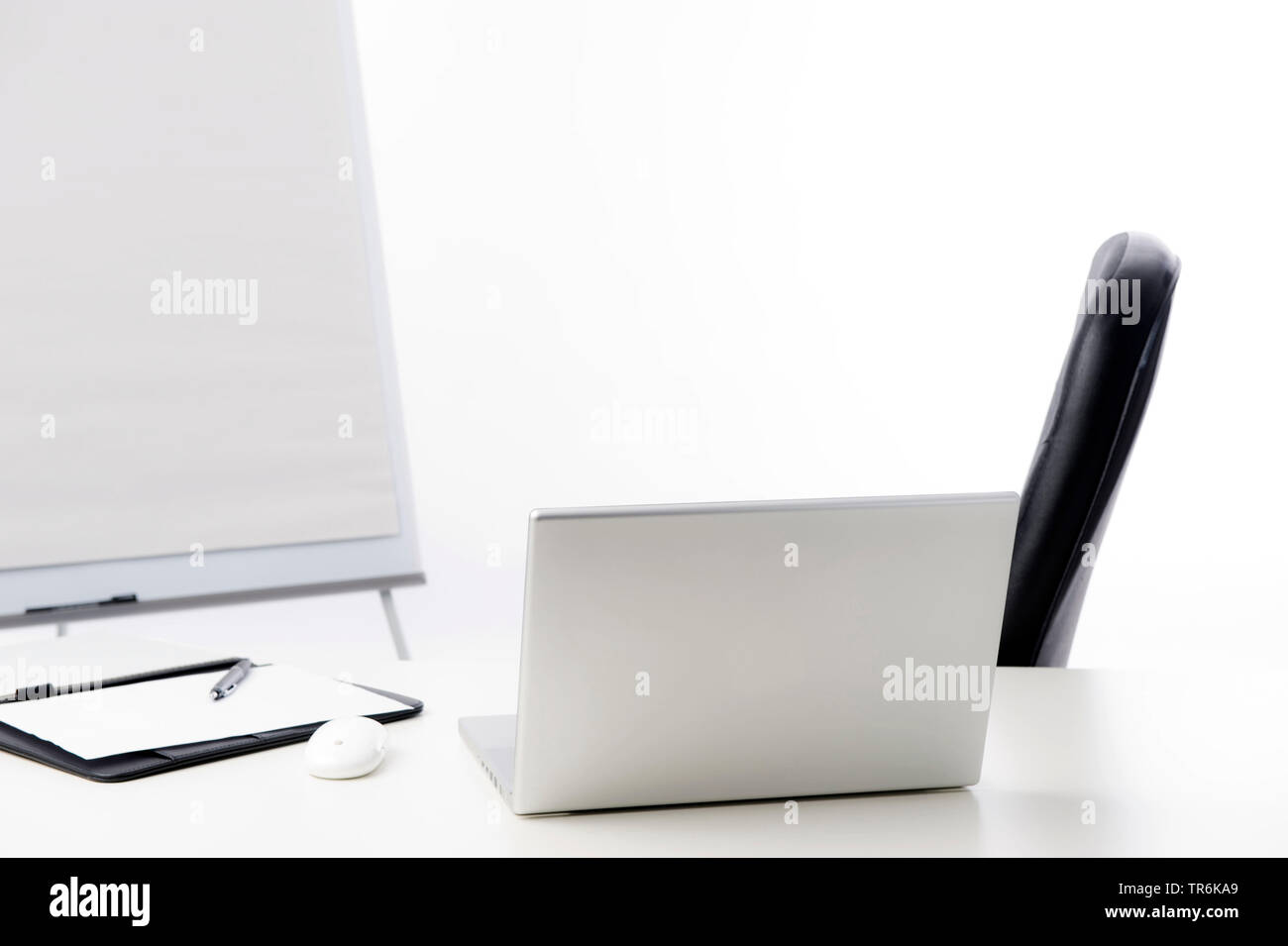 Empty office workstations hi-res stock photography and images - Alamy