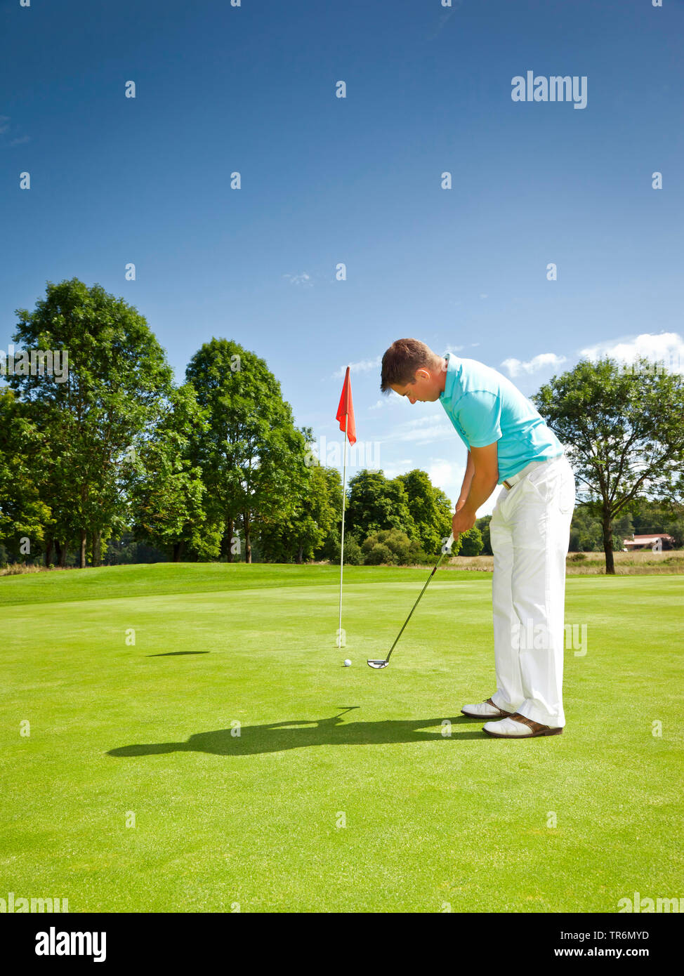 Guys playing golf hi-res stock photography and images - Alamy