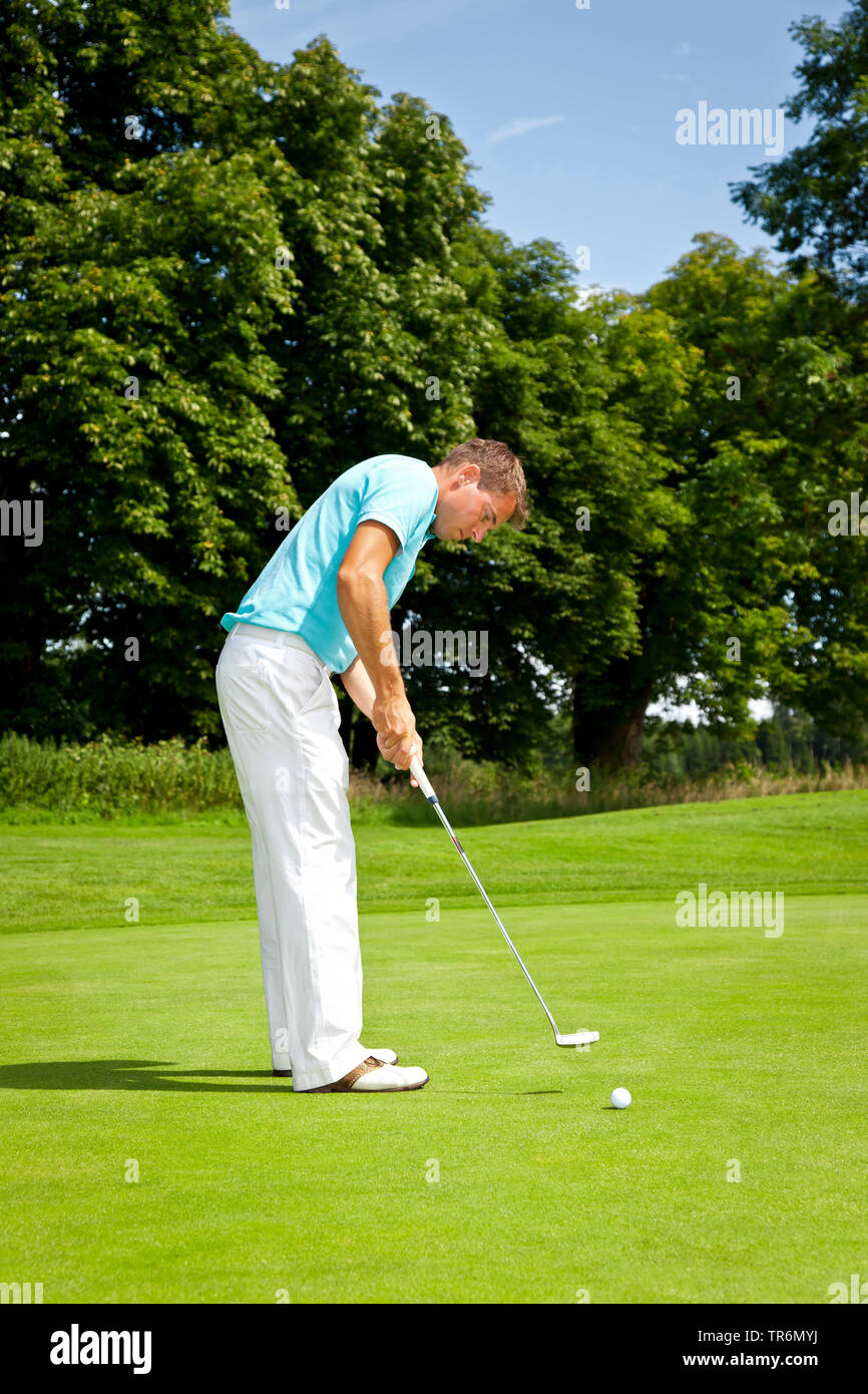 Guys playing golf hi-res stock photography and images - Alamy