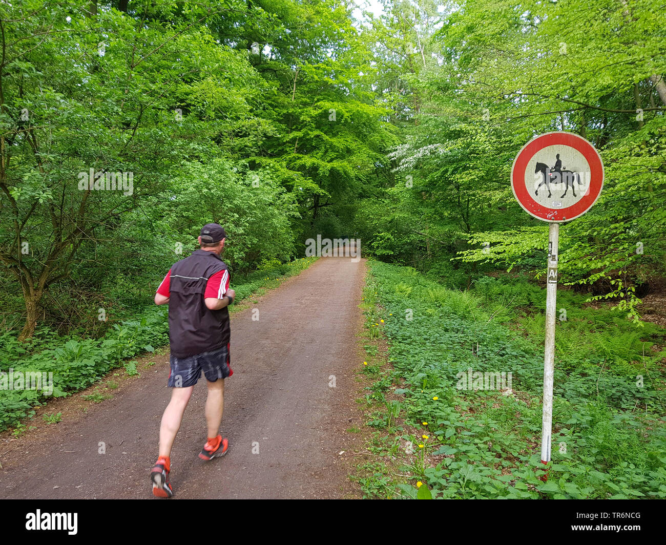 Jogging track sign hi-res stock photography and images - Alamy