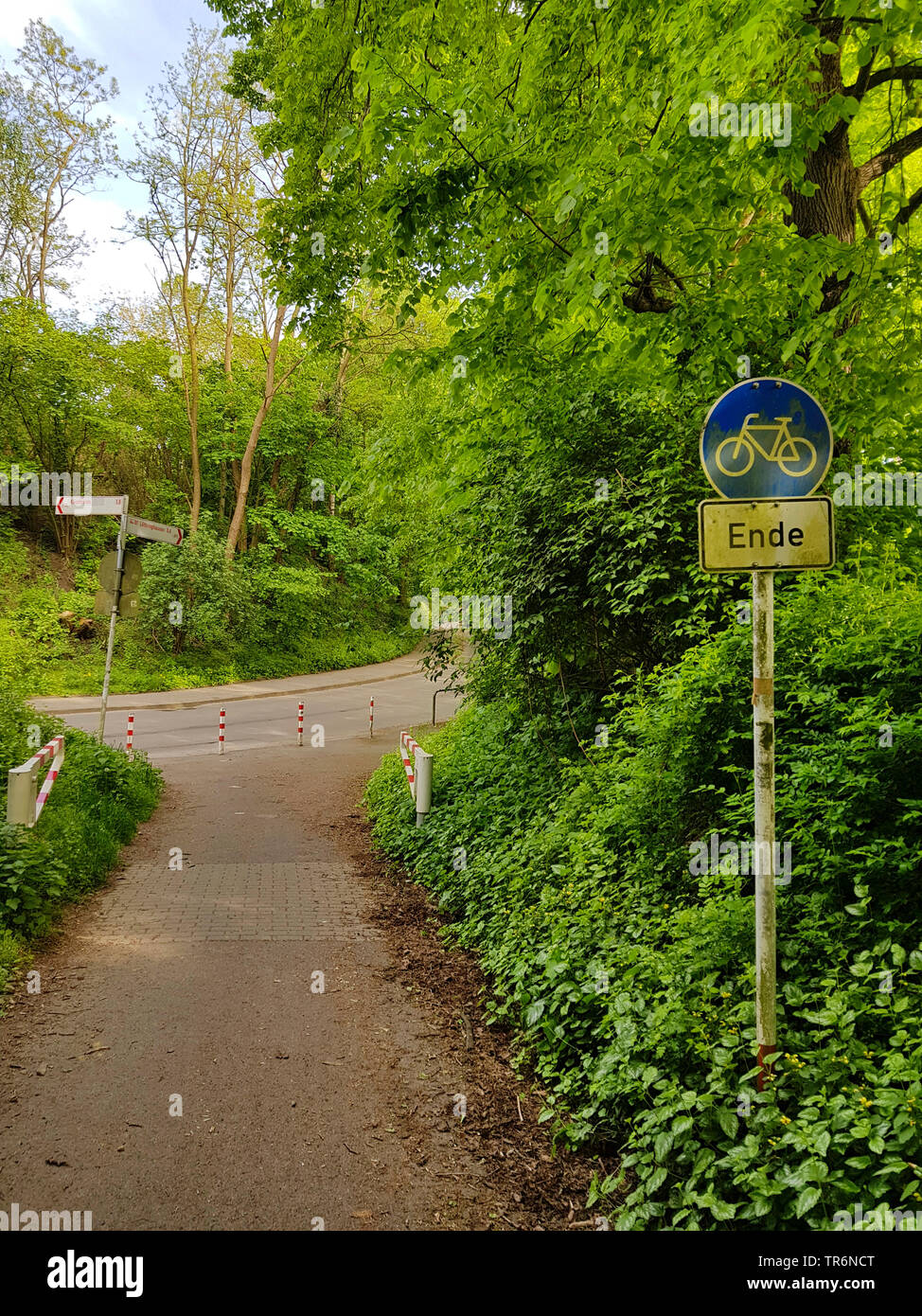 End to end cycle hi-res stock photography and images - Alamy