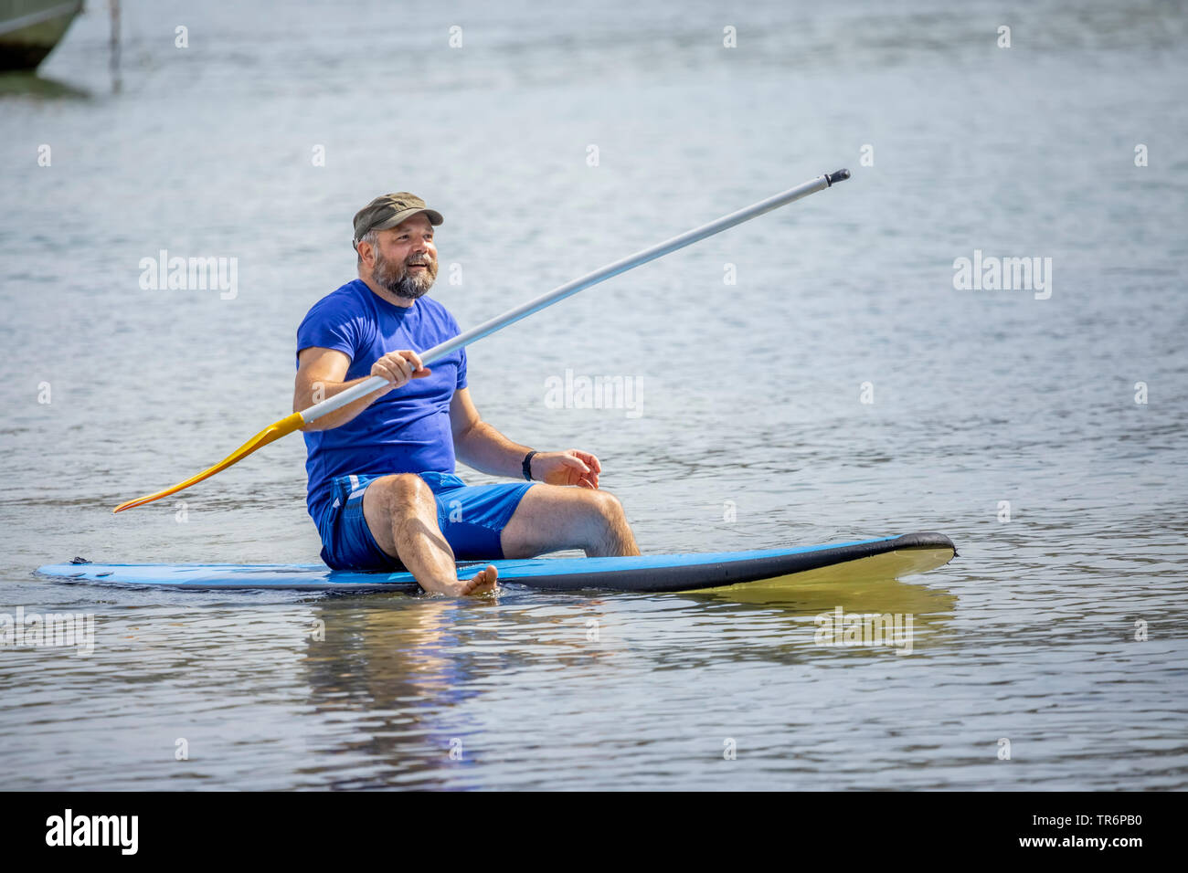 Men paddling sea ocean hi-res stock photography and images - Alamy