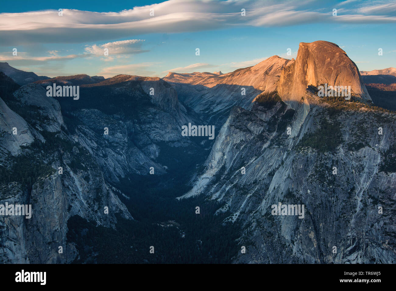 Viewpoint above yosemite valley hi-res stock photography and images - Alamy