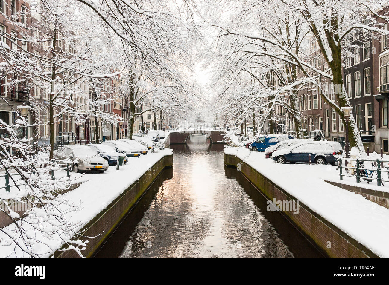 Amsterdam winter snowy canal hi-res stock photography and images - Alamy