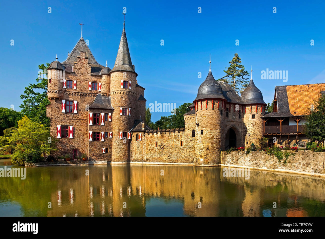 Palaces and castles hi-res stock photography and images - Alamy