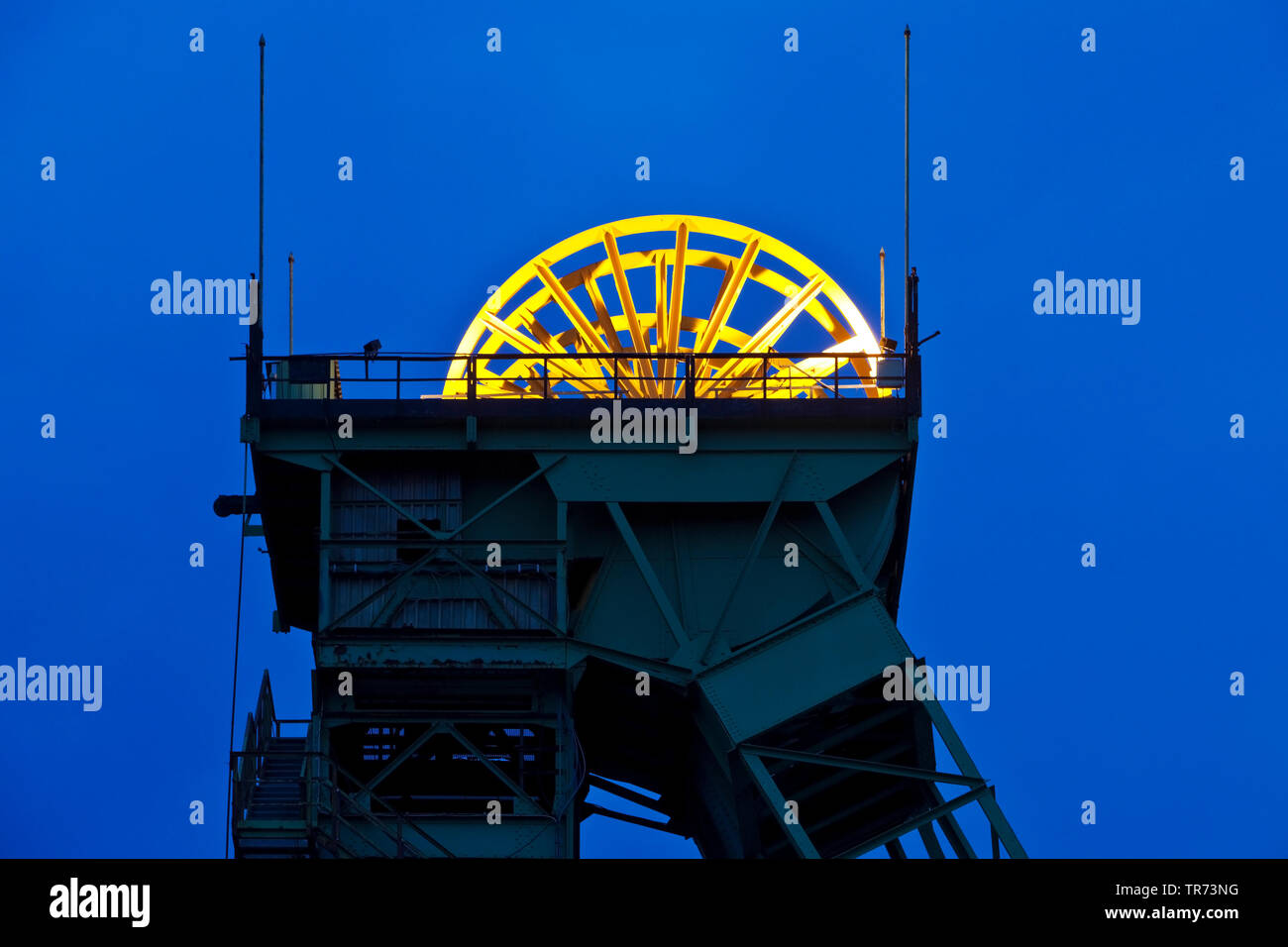 Head frame at top of abandoned mine shaft hi-res stock photography and ...