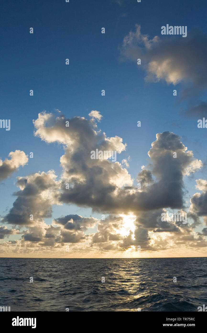 Light sea hi-res stock photography and images - Alamy