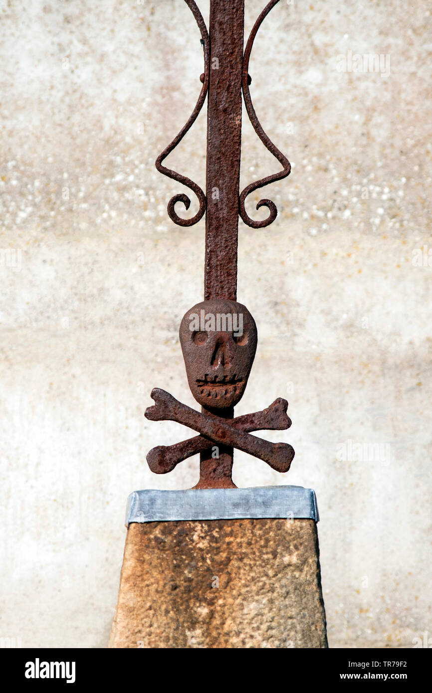 Metal skull, detail of a cross in a cemetery on a tomb from 1826 Stock ...