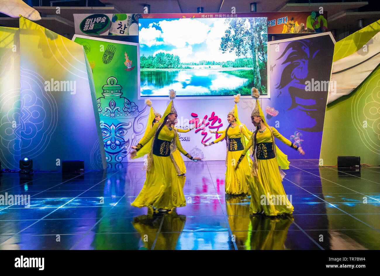 Kazakh dancers hi-res stock photography and images - Alamy