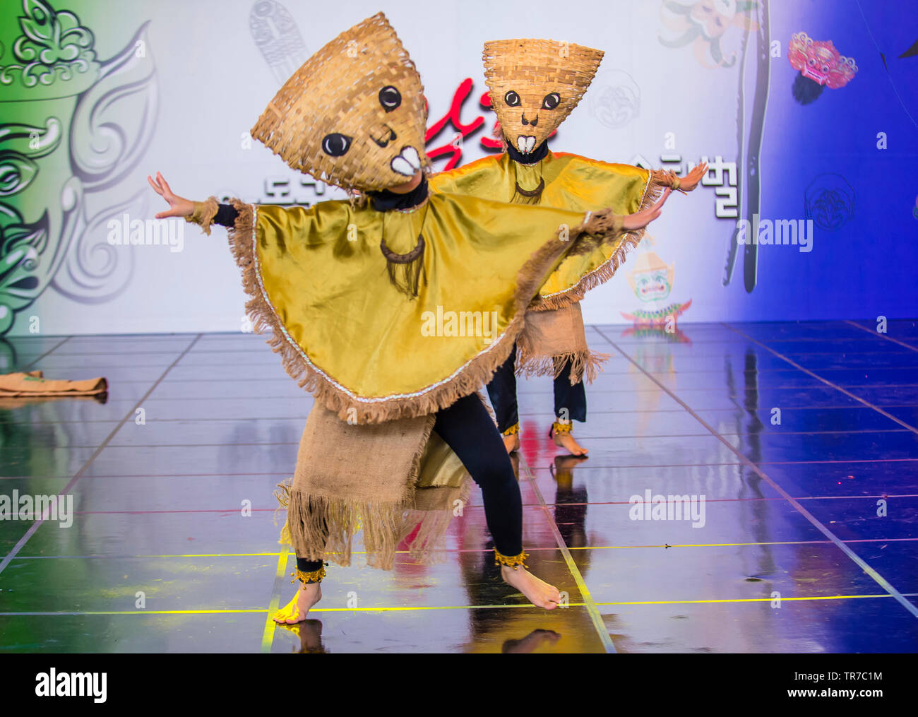 Indonesian dancers from Sma Nasima Semaran dance groupe perform at the ...
