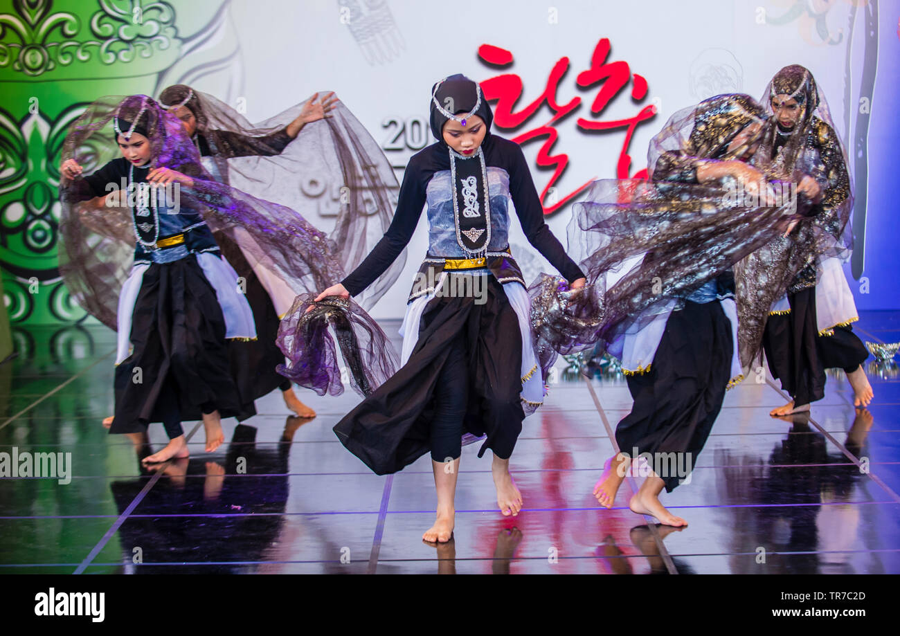 Indonesian dancers from Sma Nasima Semaran dance groupe perform at the ...