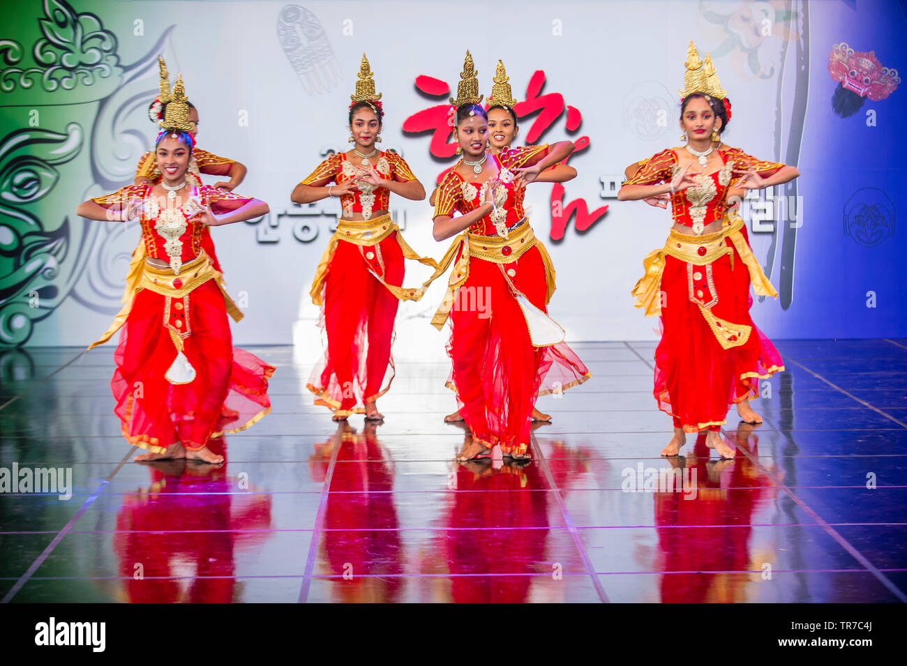 Dance troupe dancers kandy hi-res stock photography and images - Alamy