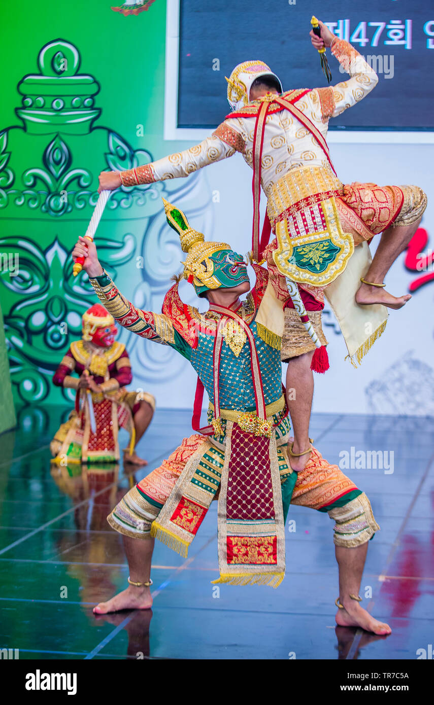 Thai dancers performing the traditinal Thai Khon dance at the Mask ...