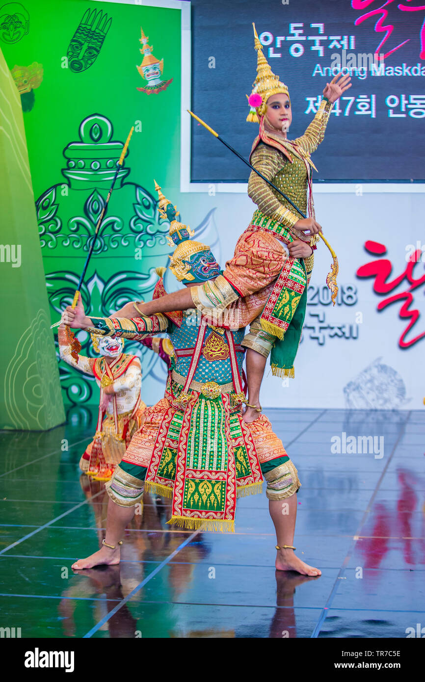 Thai dancers performing the traditinal Thai Khon dance at the Mask ...