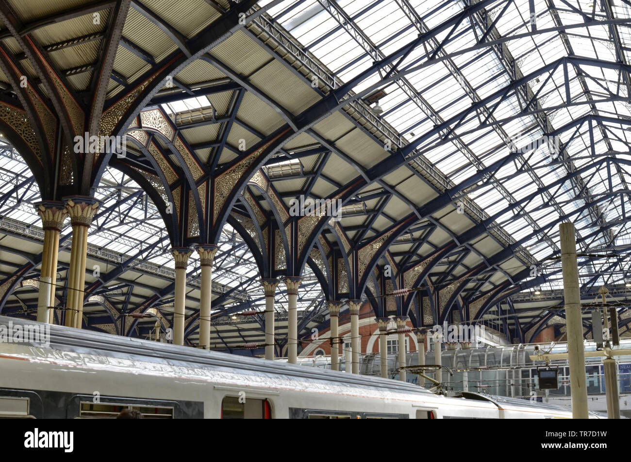 London underground train side view hi-res stock photography and images ...
