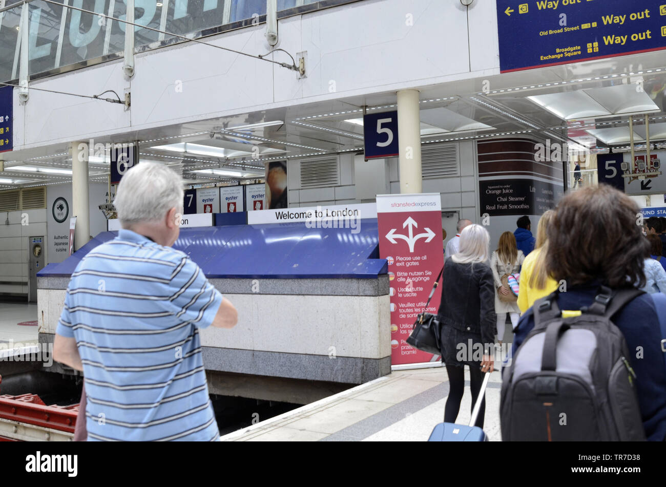 London underground train side view hi-res stock photography and images ...