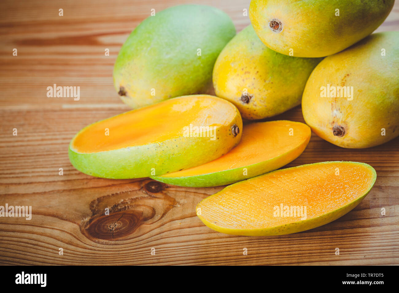 Eat fresh mangoes hi-res stock photography and images - Alamy