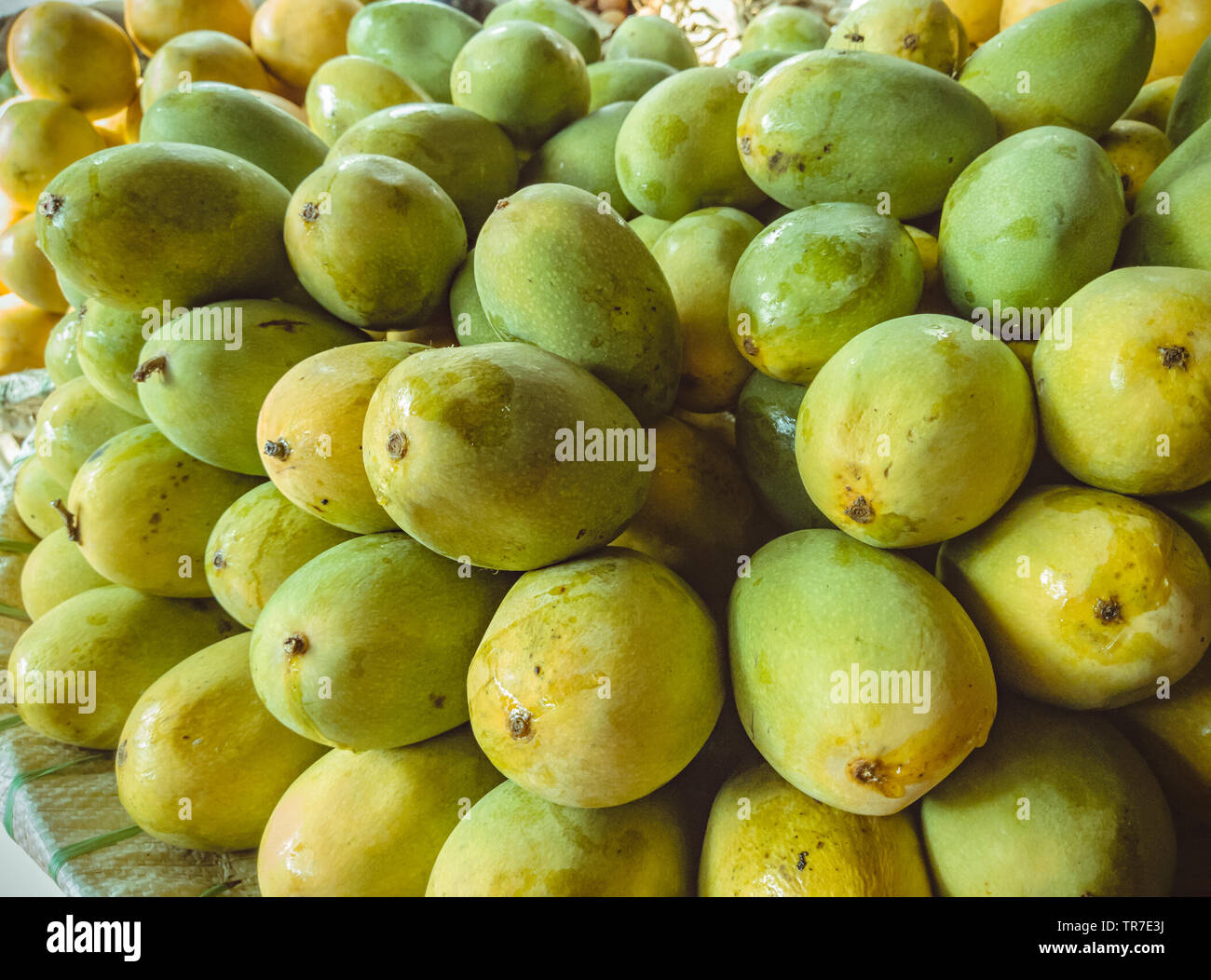 Basket sweet ripe mangoes hi-res stock photography and images - Alamy