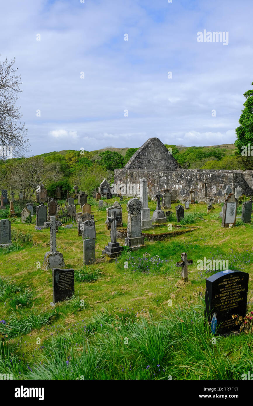 Graveyard of st marys church hi-res stock photography and images - Alamy