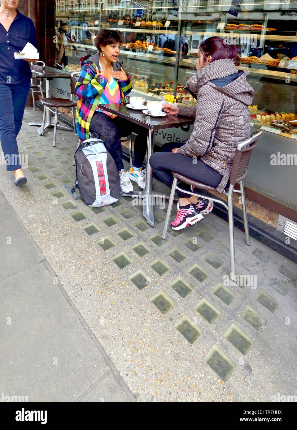 People eating at outside tables hi-res stock photography and images - Alamy