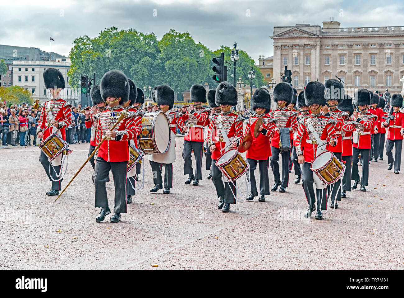 Changing the guard buckingham palace hi-res stock photography and images - Alamy