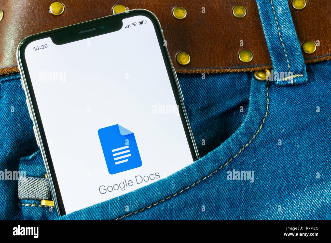 Iphone 14 plus hi-res stock photography and images - Alamy