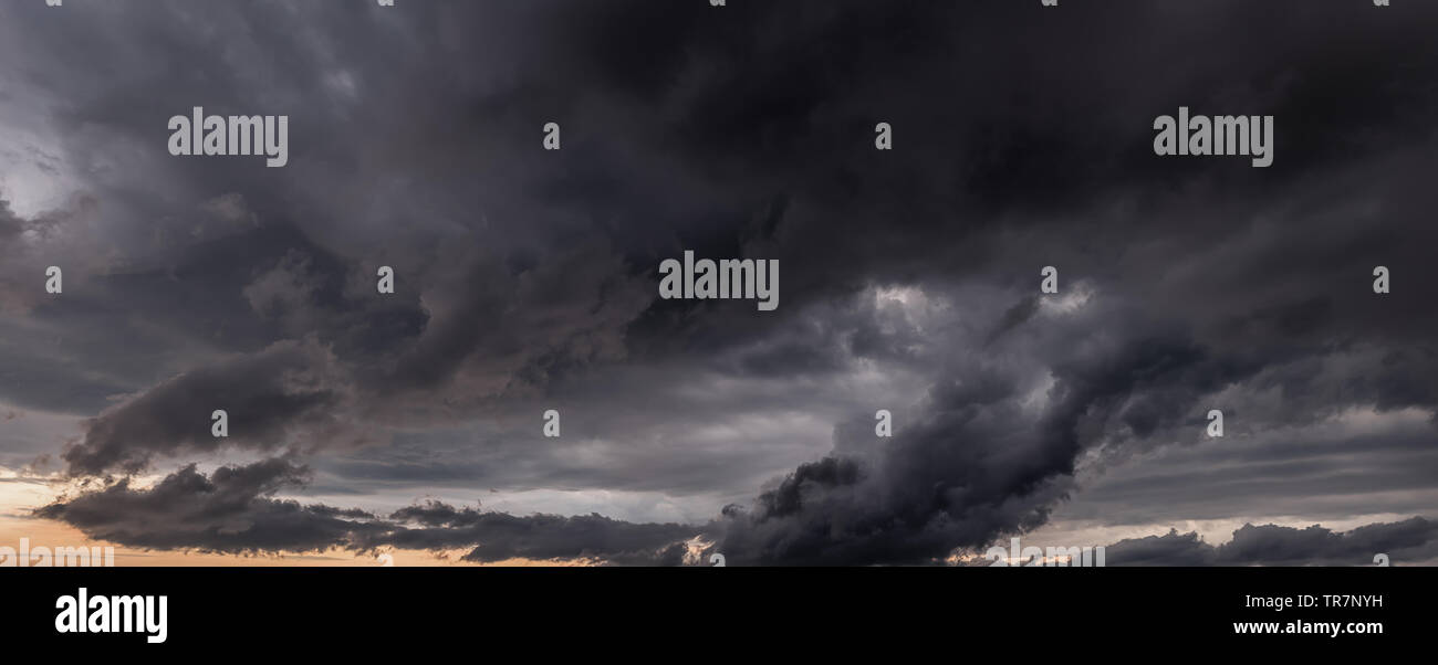 Dramatic sky with dark clouds Stock Photo - Alamy