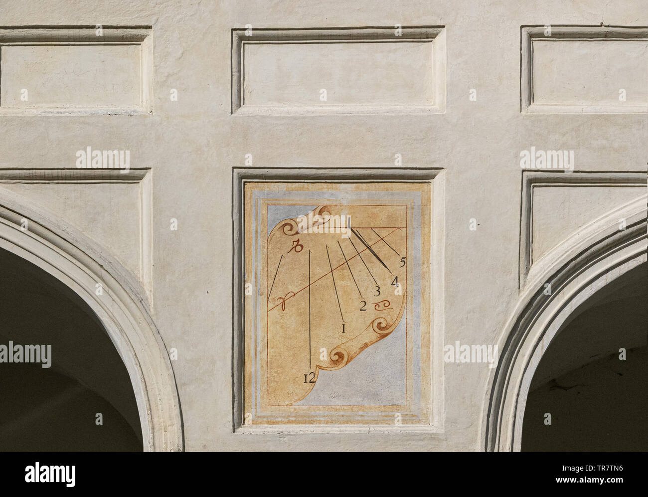 Vertical sundial on building wall hi-res stock photography and images ...