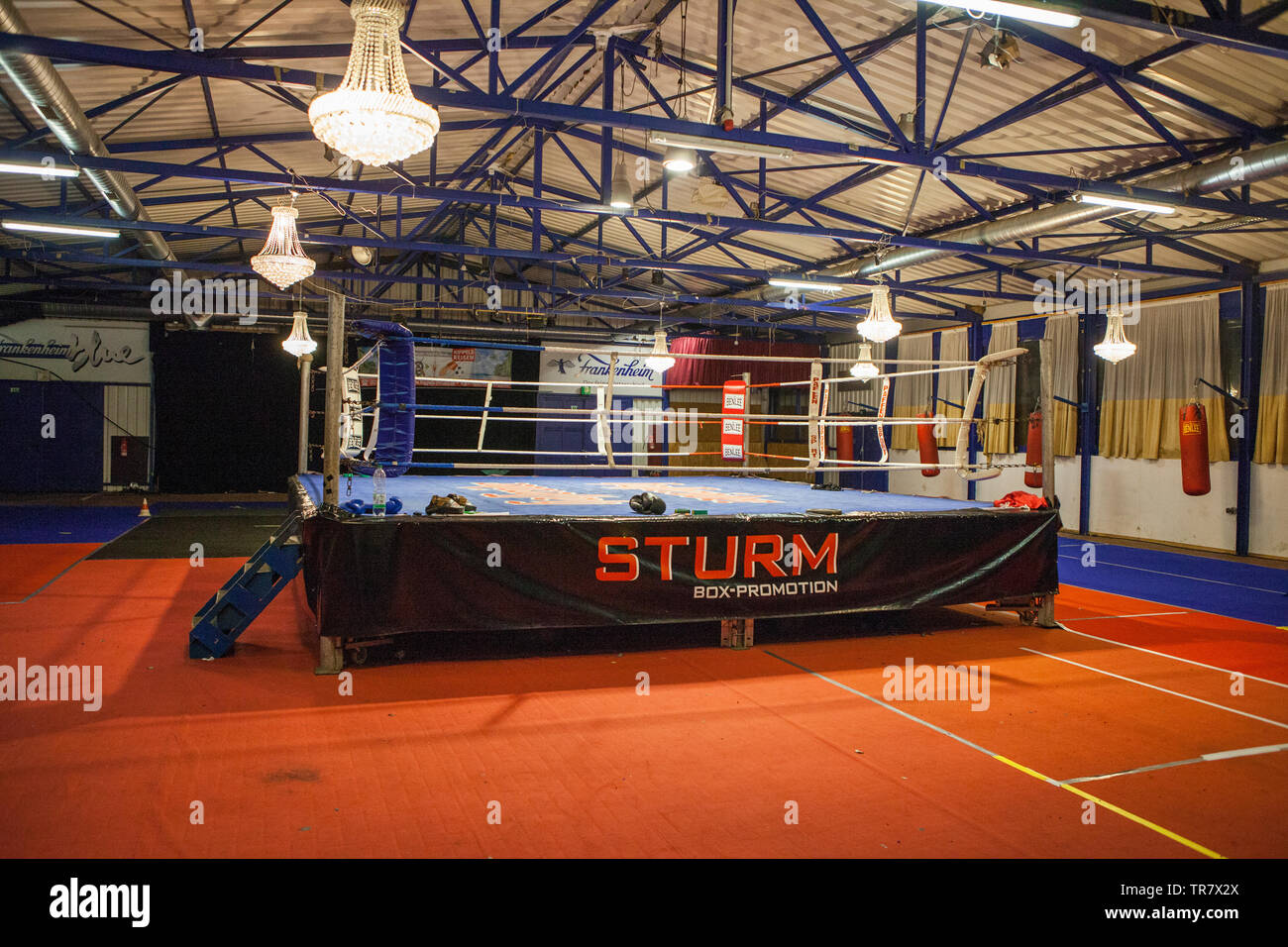 Boxingring hi-res stock photography and images - Alamy