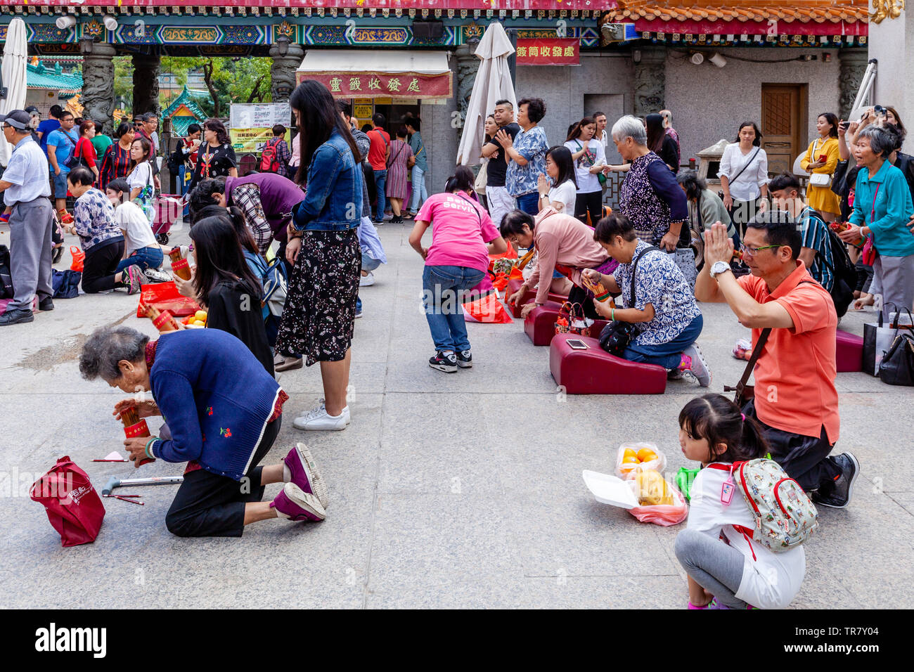 China offerings temple hi-res stock photography and images - Alamy