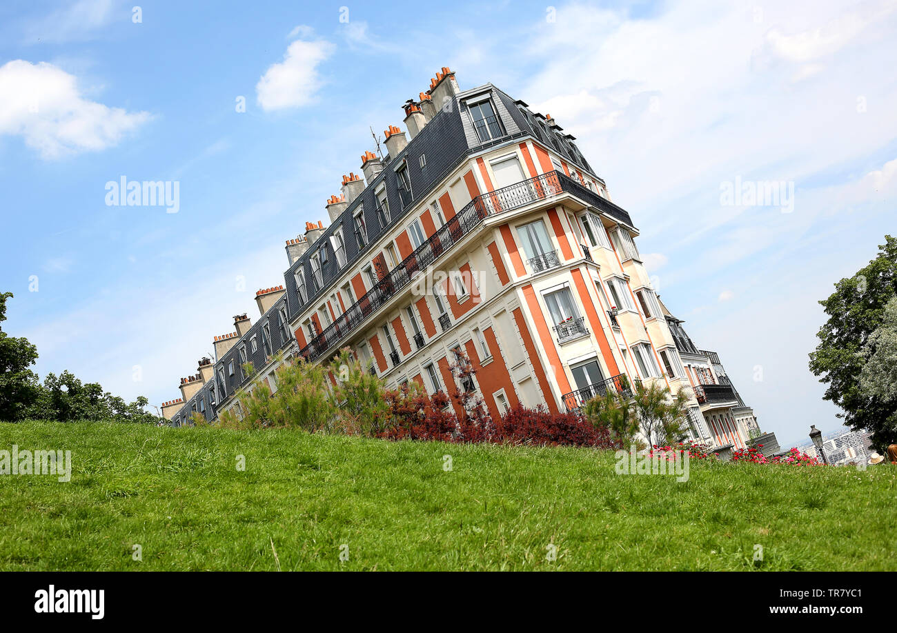 The infamous "Sinking House" in the Montmarte area of Paris, France ...