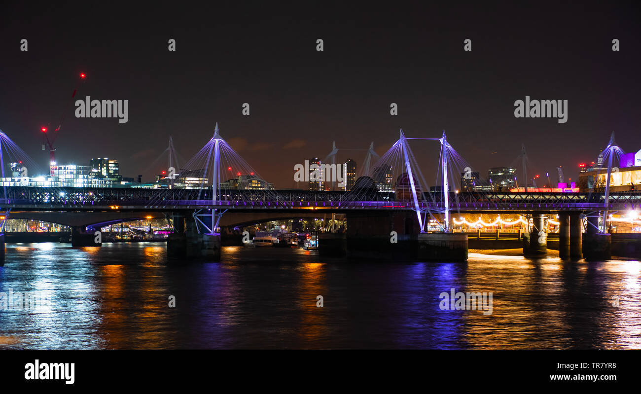 London, overview of the Thames by night Stock Photo - Alamy