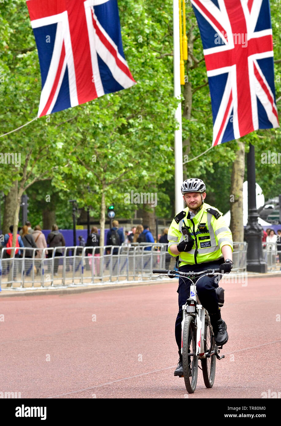 London, England, UK. Metropolitan police offer on a bicycle in The Mall ...